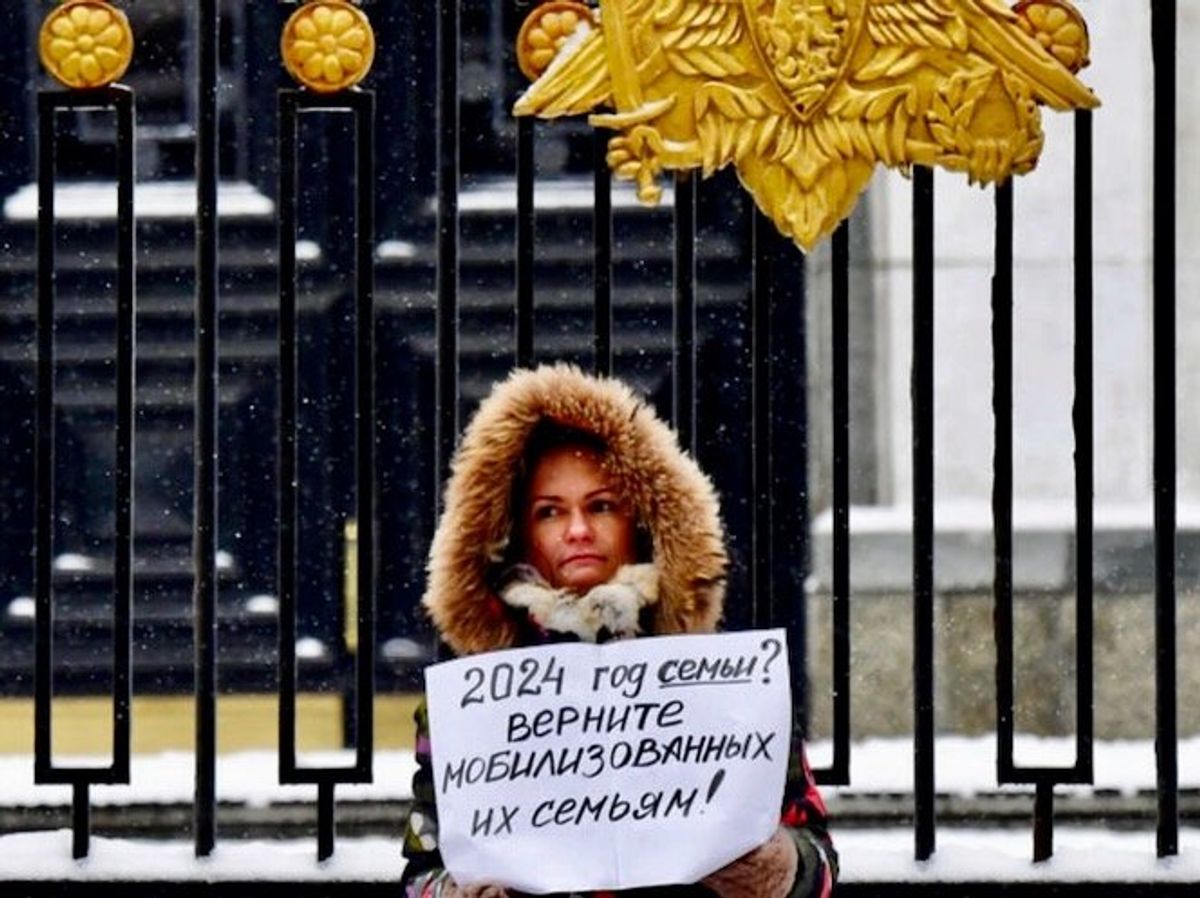Russian police detain reporters covering Moscow protest by soldiers ...