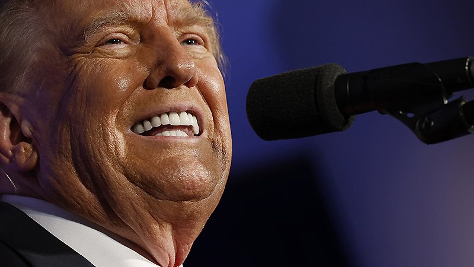 Trump ends speech to 'mostly boos' after going 'off prompter' and ...