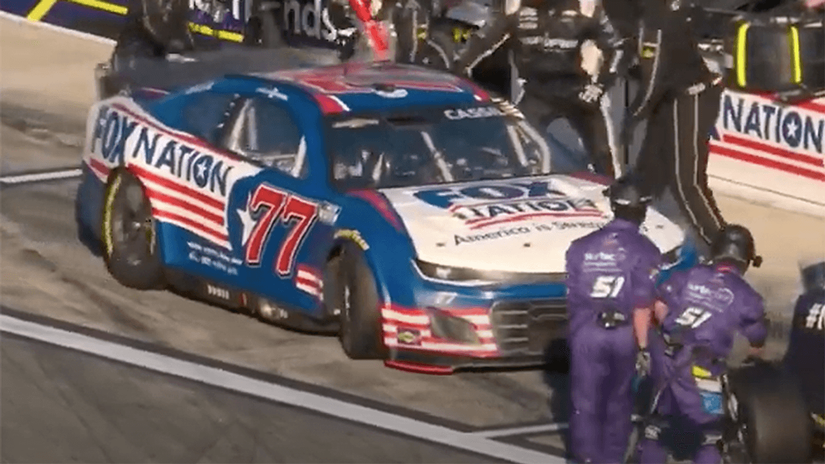 Fox Nation car at NASCAR Daytona 500 almost ran over pit crew - Raw Story