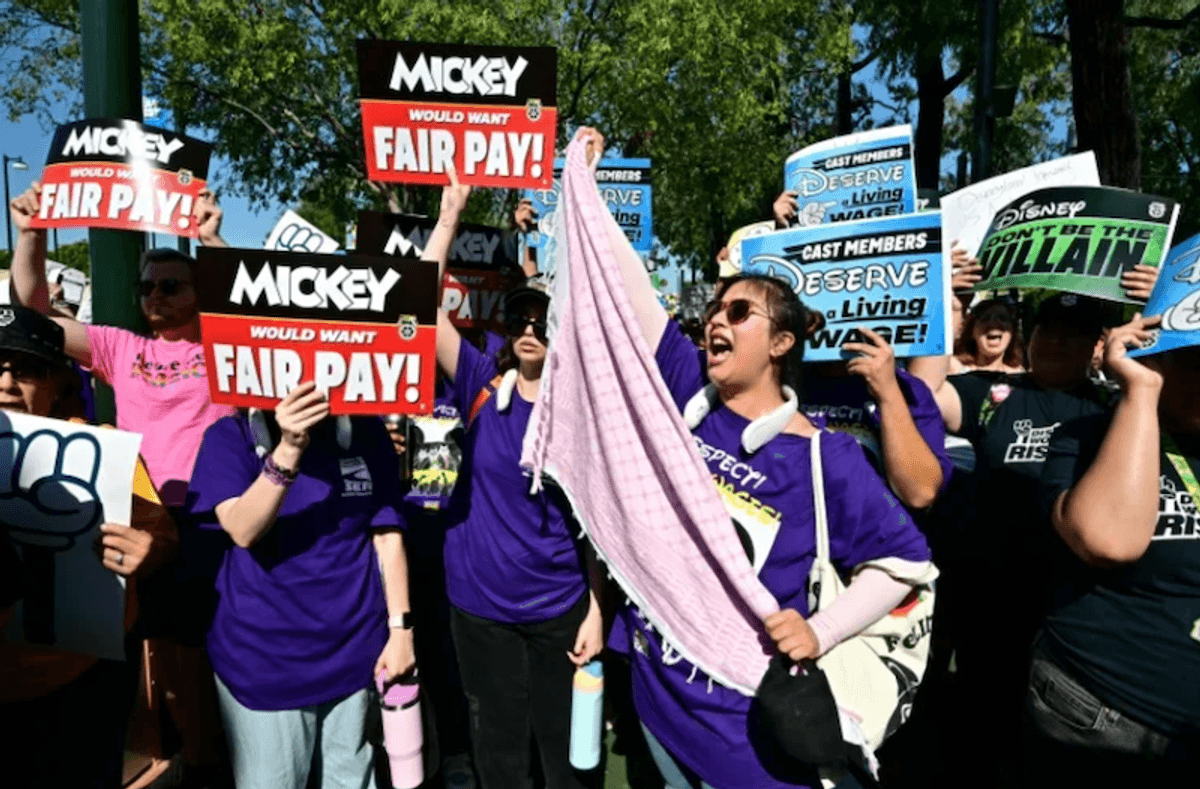 Disneyland strike averted as unions agree tentative deal - Raw Story