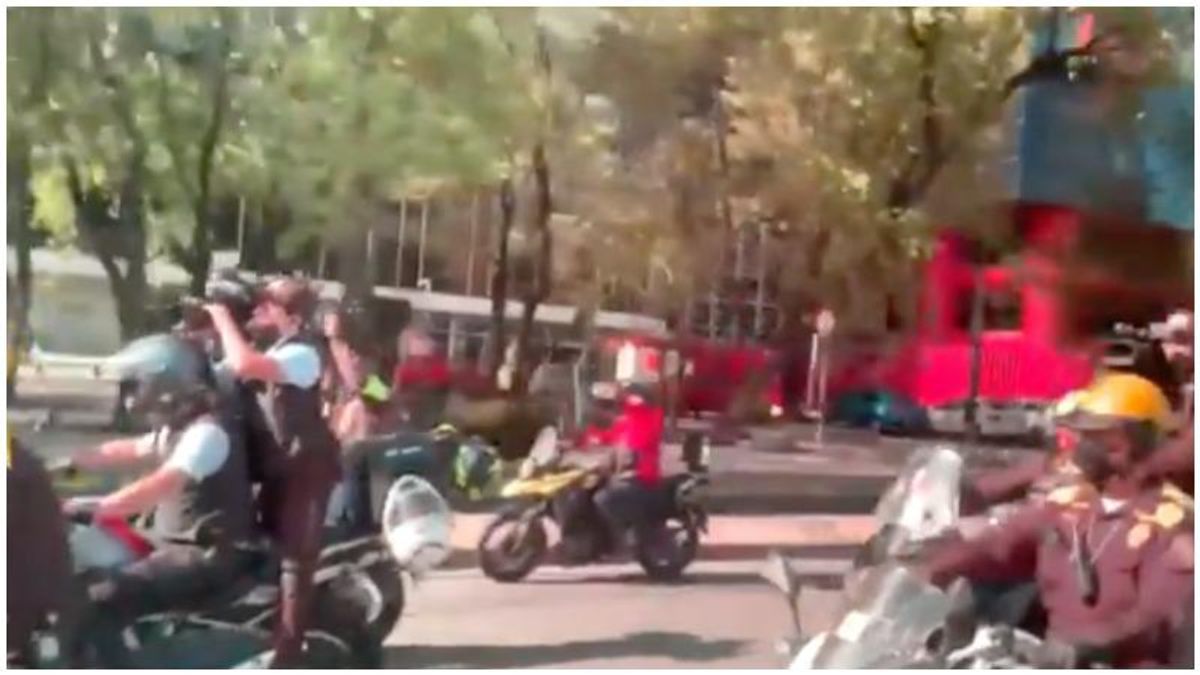 Camera crews swarm Kamala Harris' motorcade as she travels through ...