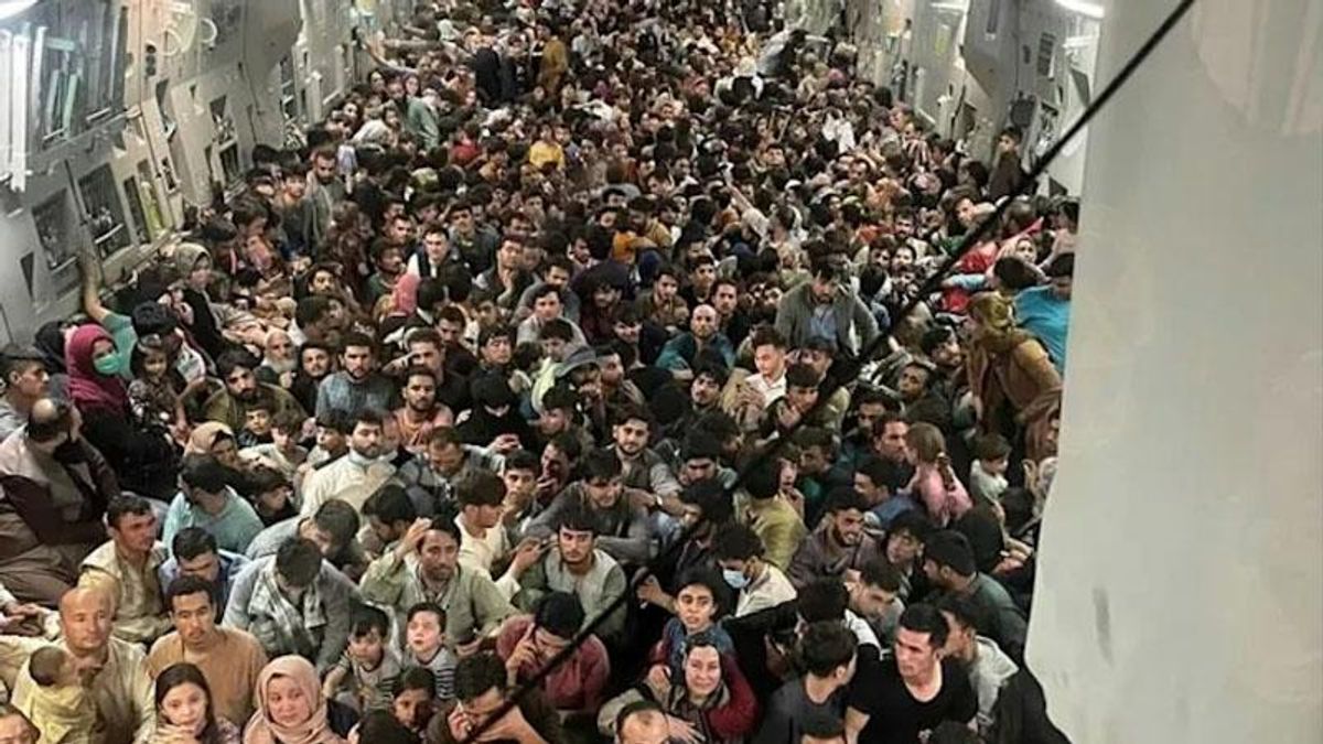 Viral photo shows more than 600 fleeing Afghans cram into dramatic US ...
