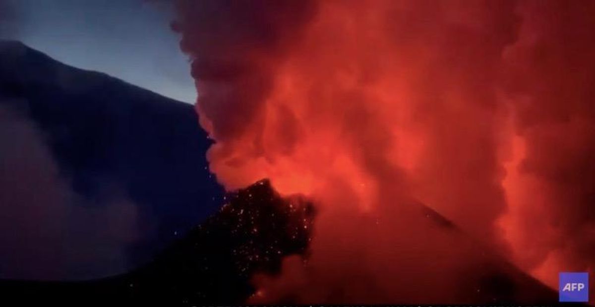 Volcano eruption in Russia's Far East lures 'daredevil' tourists - Raw ...