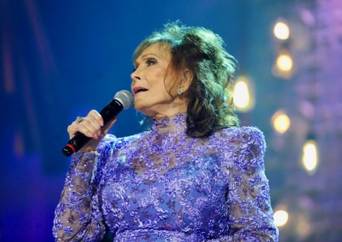 Loretta Lynn, country music luminary and songwriting pioneer, dies at ...