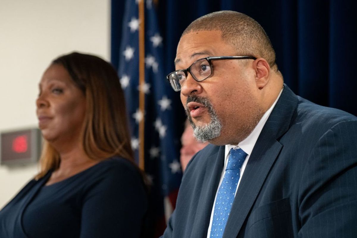 Alvin Bragg has 'devastating' evidence to knock out Trump's last-minute ...