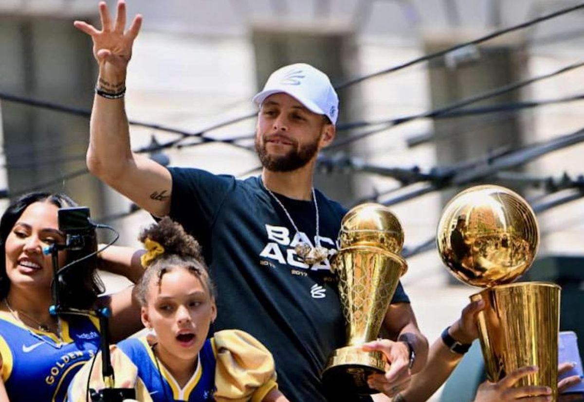 Tens of thousands salute triumphant Warriors in San Francisco - Raw Story
