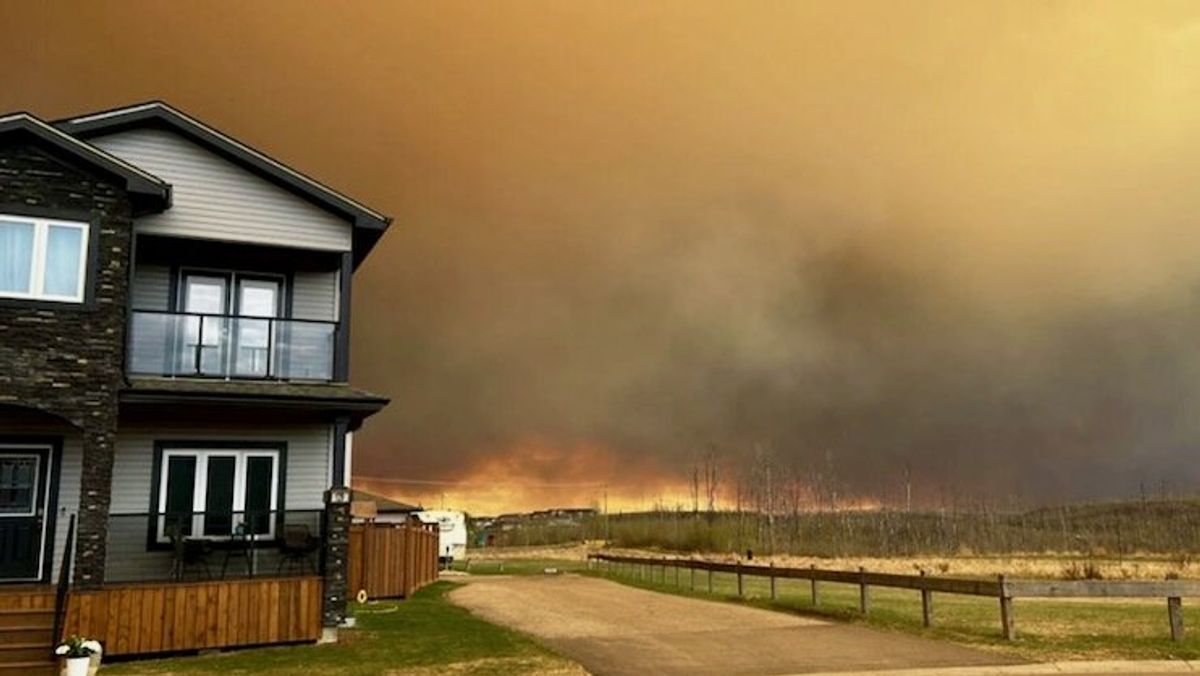 Canadian oil sands city evacuated as wildfire draws near - Raw Story