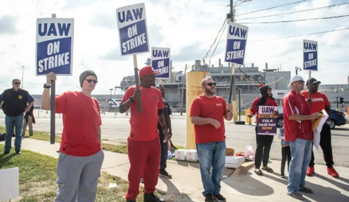 Upbeat mood along picket lines on US auto strike's first day - Raw Story